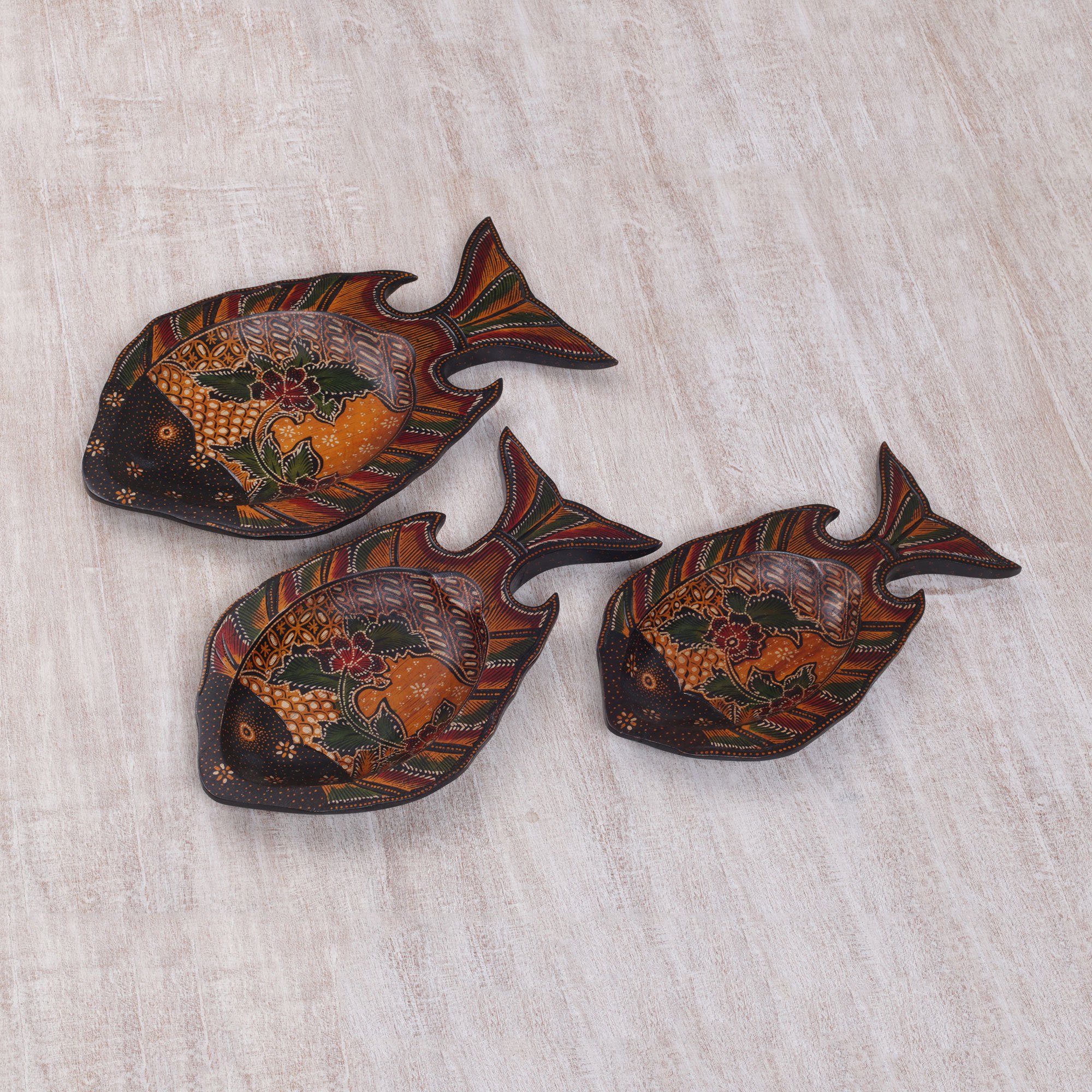 Javanese Pule Wood Batik Decorative Fish Platters (Set of 3) - Batik ...